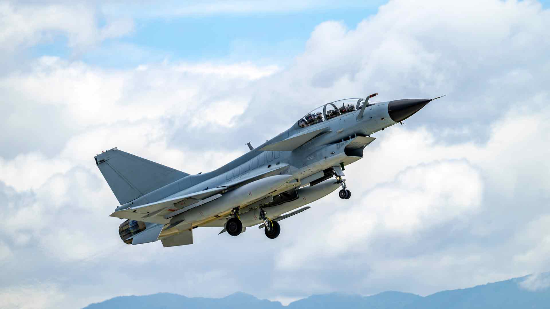 进击的巨人 三笠黑白漫画桌面壁纸 - 极简壁纸